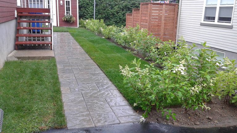 Chemin en pavé de côté de maison - Aménagement Paysagement Goyer Rive ...